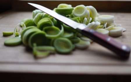 Alho-poró: é igual ao alho? Para que serve e como consumir? | MS